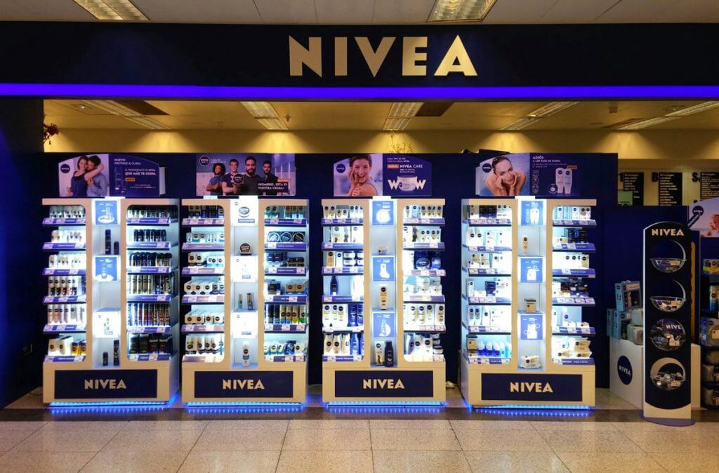 Stand y expositores iluminados para promoción de Nivea - Incograf